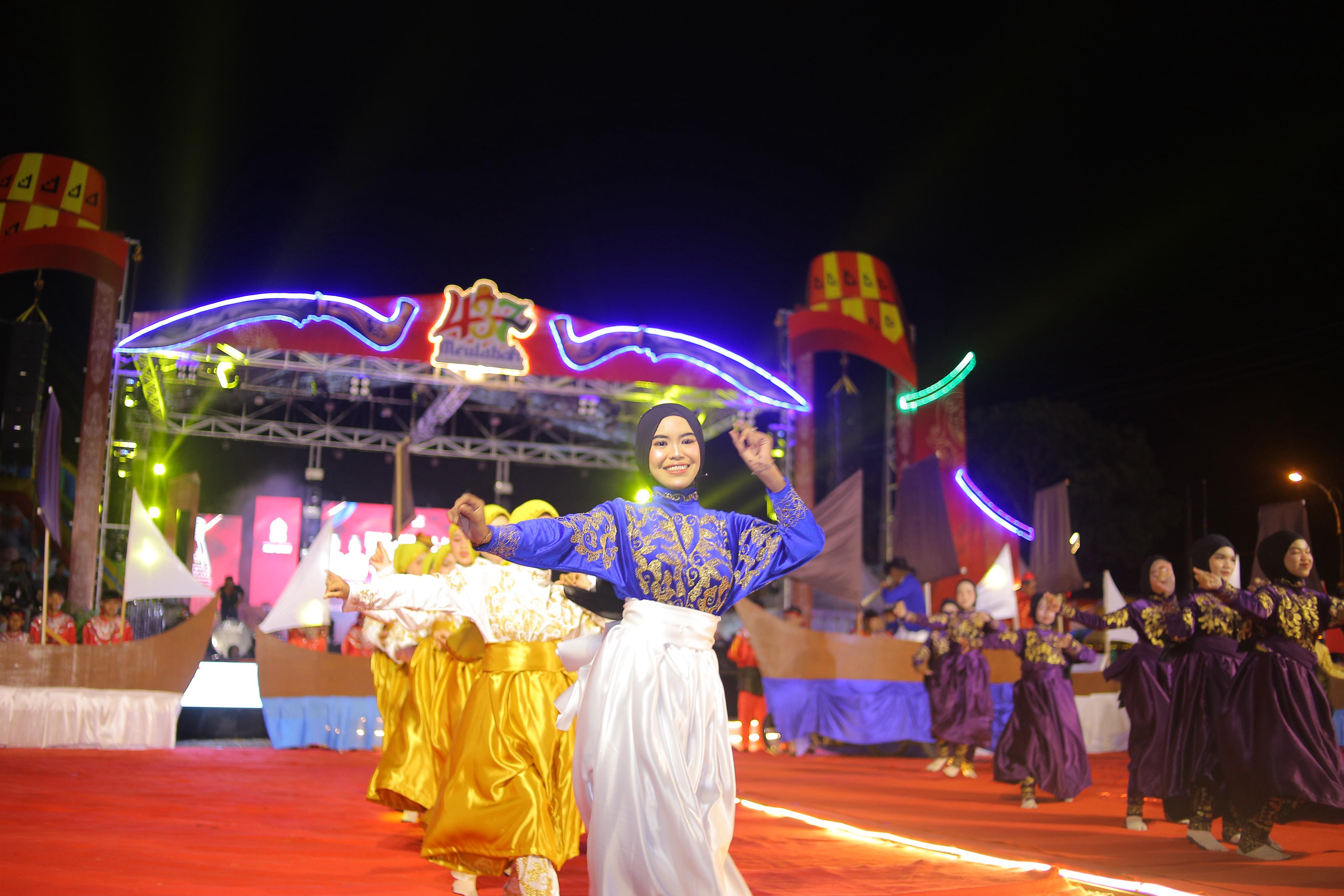 Tarian Kolosal di HUT ke-437 Kota Meulaboh, Sebuah Proklamasi Megah ...