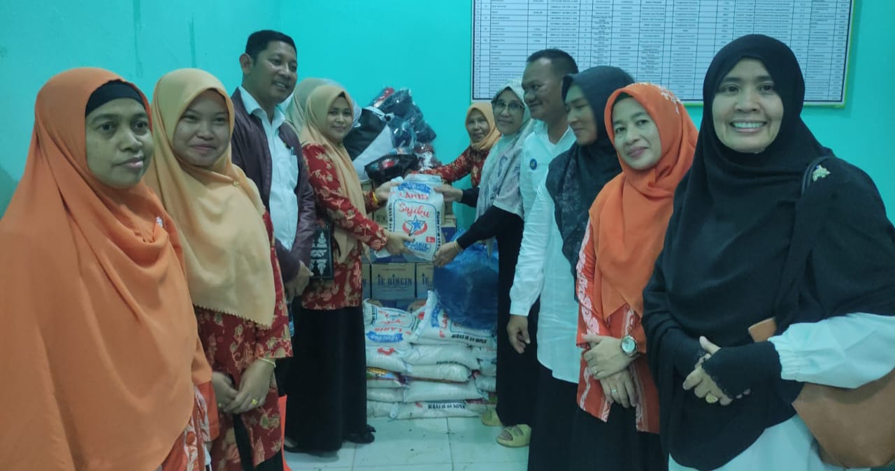 DW Dinkes Aceh Selatan Salurkan Paket Sembako untuk Korban Banjir Bandang Trumon Tengah