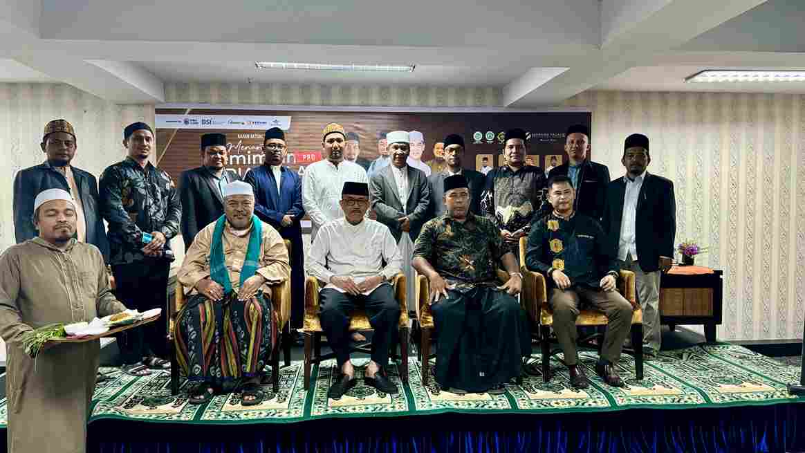 ISAD dan Tu Sop Jeunieb Peusijuek Guru Besar UIN Ar-Raniry