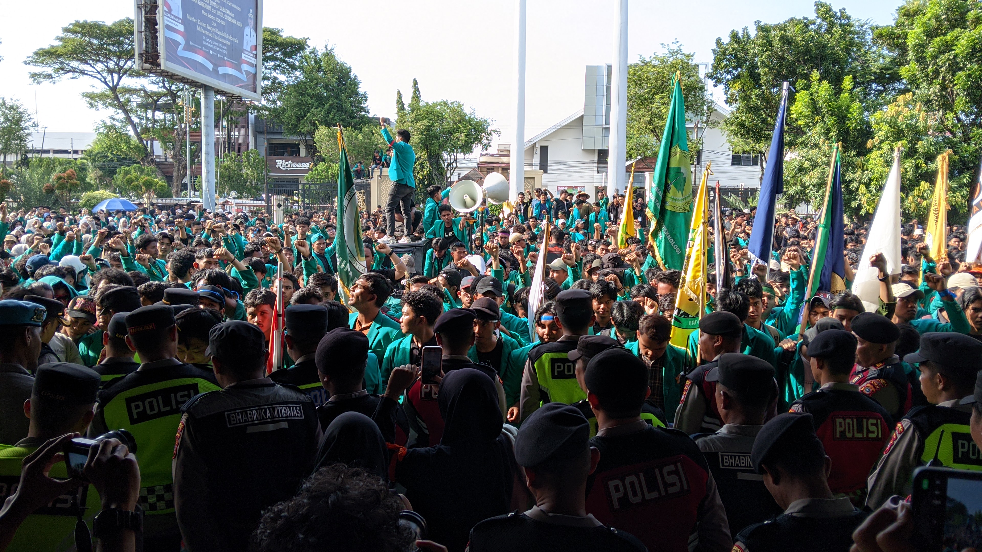 Demo di DPRA, Mahasiswa USK Tolak Efisiensi Anggaran