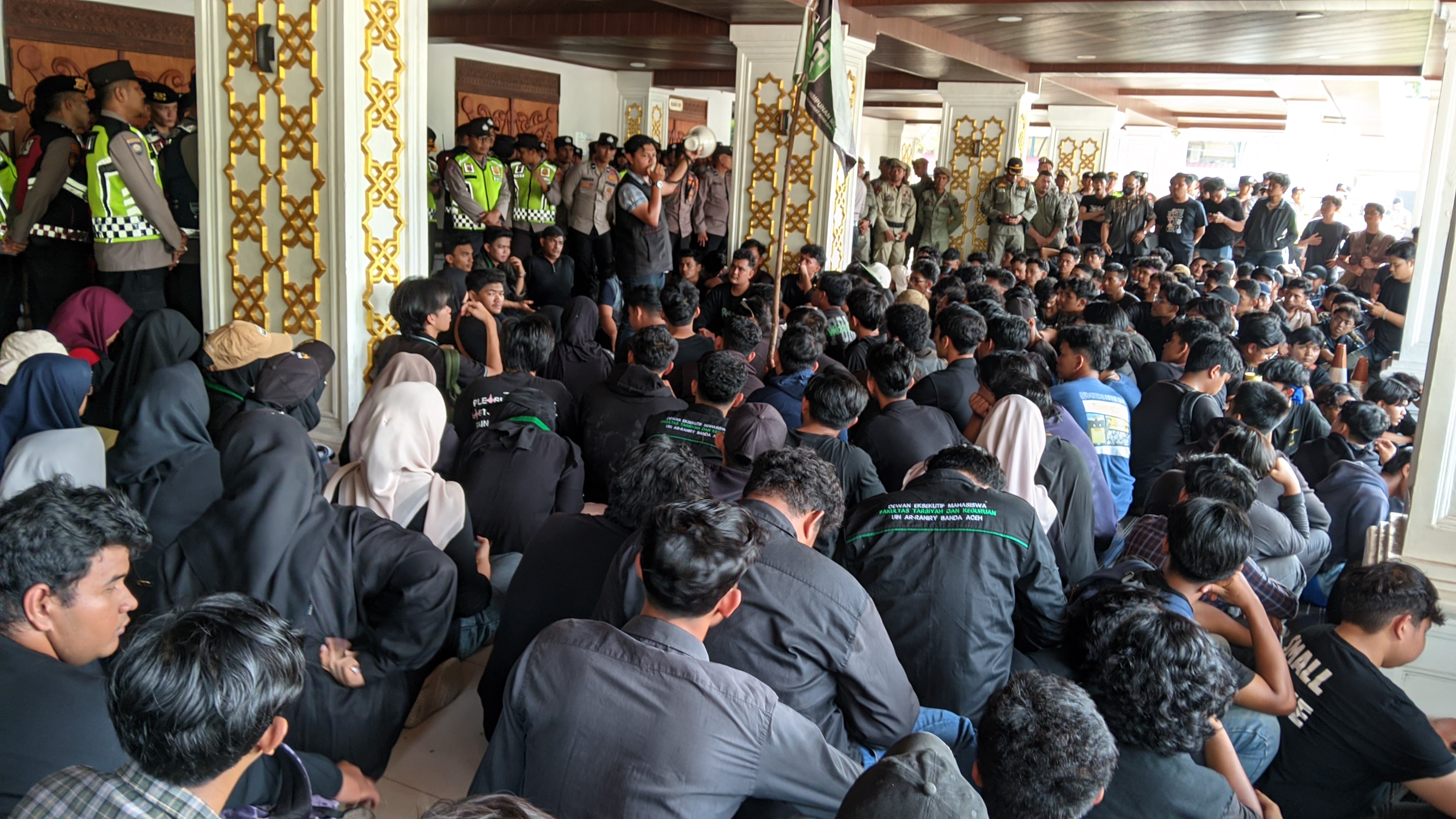 Mahasiswa Demo di DPRA, Tolak Pengesahan Revisi UU TNI
